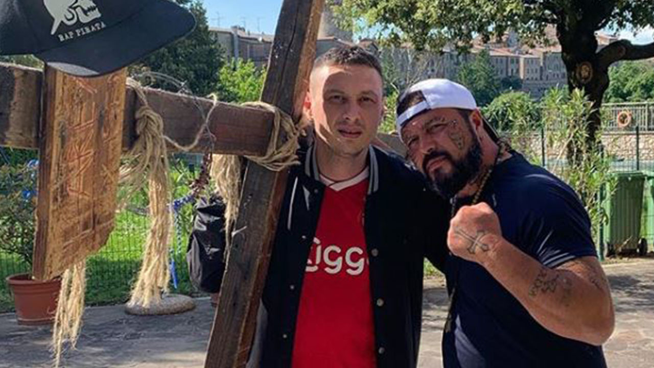 Gennaro con la croce e il rapper Inoki Ness: strana coppia a fin di ...